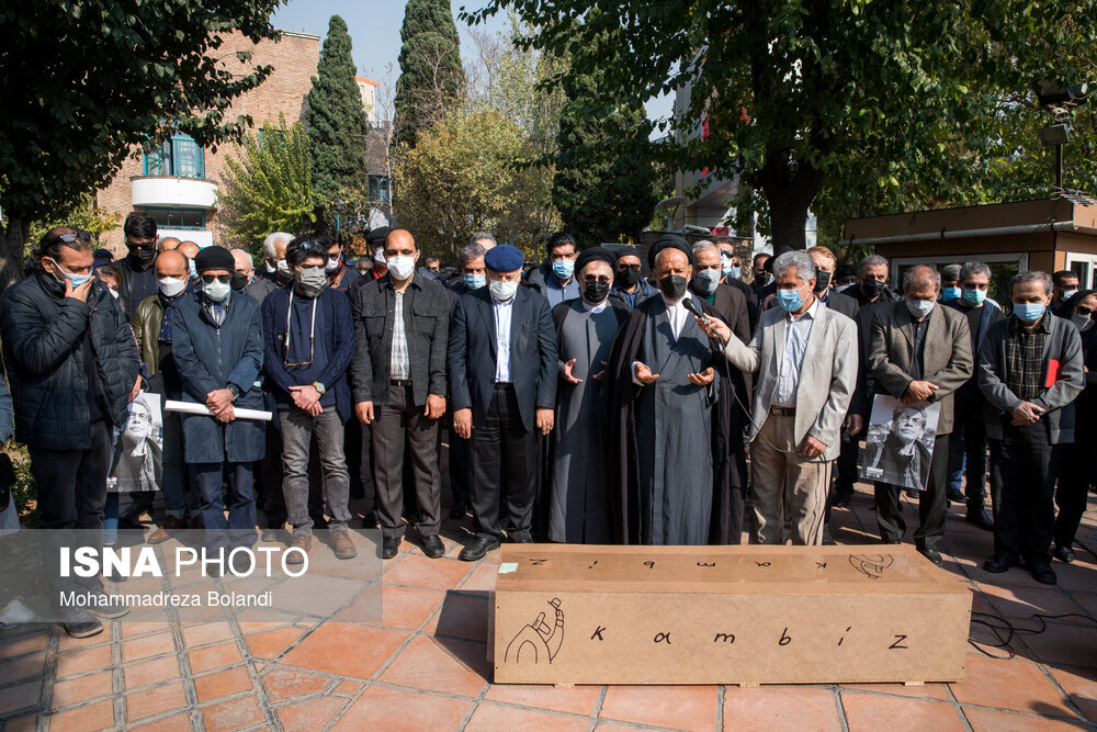 خبرآنلاین - تصاویر | مراسم تشییع پیکر کامبیز درمبخش با حضور هنرمندان