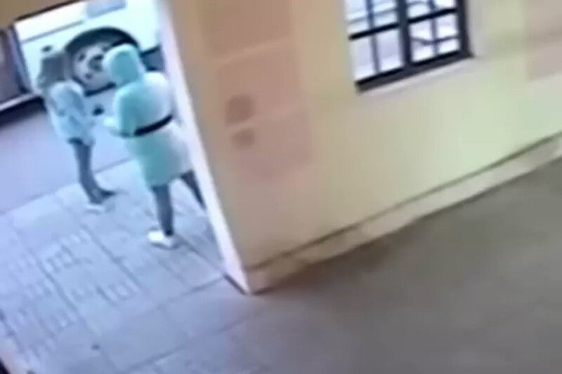 ببینید لحظه کتک زدن وحشیانه یک زن توسط همسرش وسط خیابان و دفاع مرد