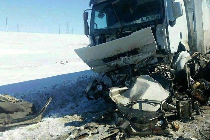 ببینید فرار هوشمندانه یک راننده خوش شانس از له شدن زیر یک کامیون خبرآنلاین