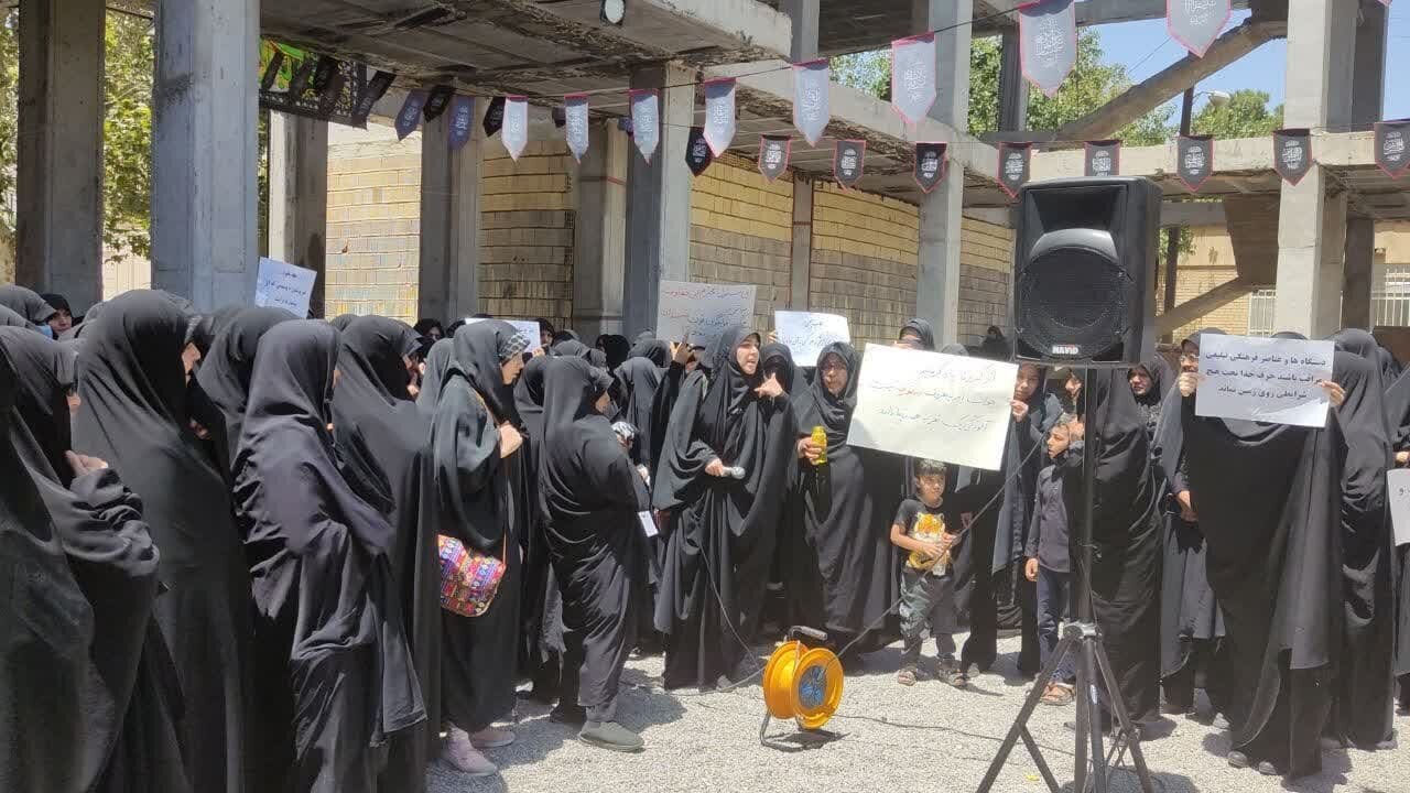 تصاویر تجمع زنان در اعتراض به توهین و کشیدن چادر یک بسیجی توسط زن بی