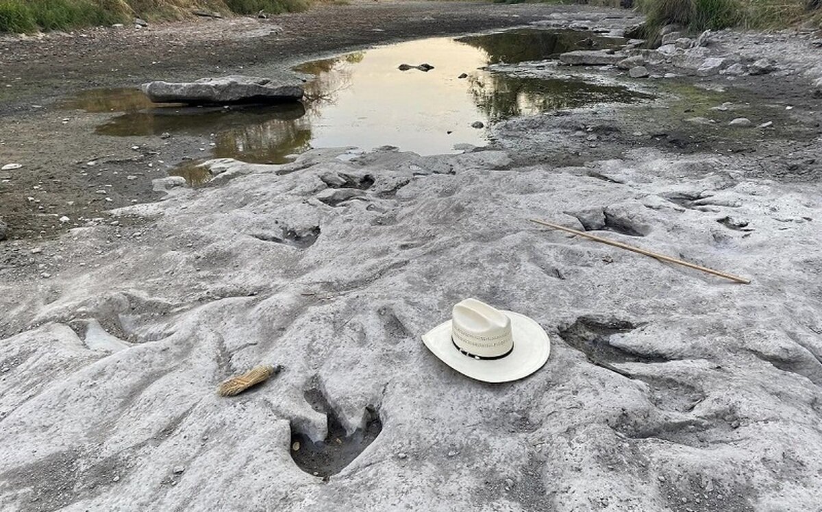 خشکسالی ردپاهای غول‌پیکر را نمایان کرد/ عکس - خبرآنلاین