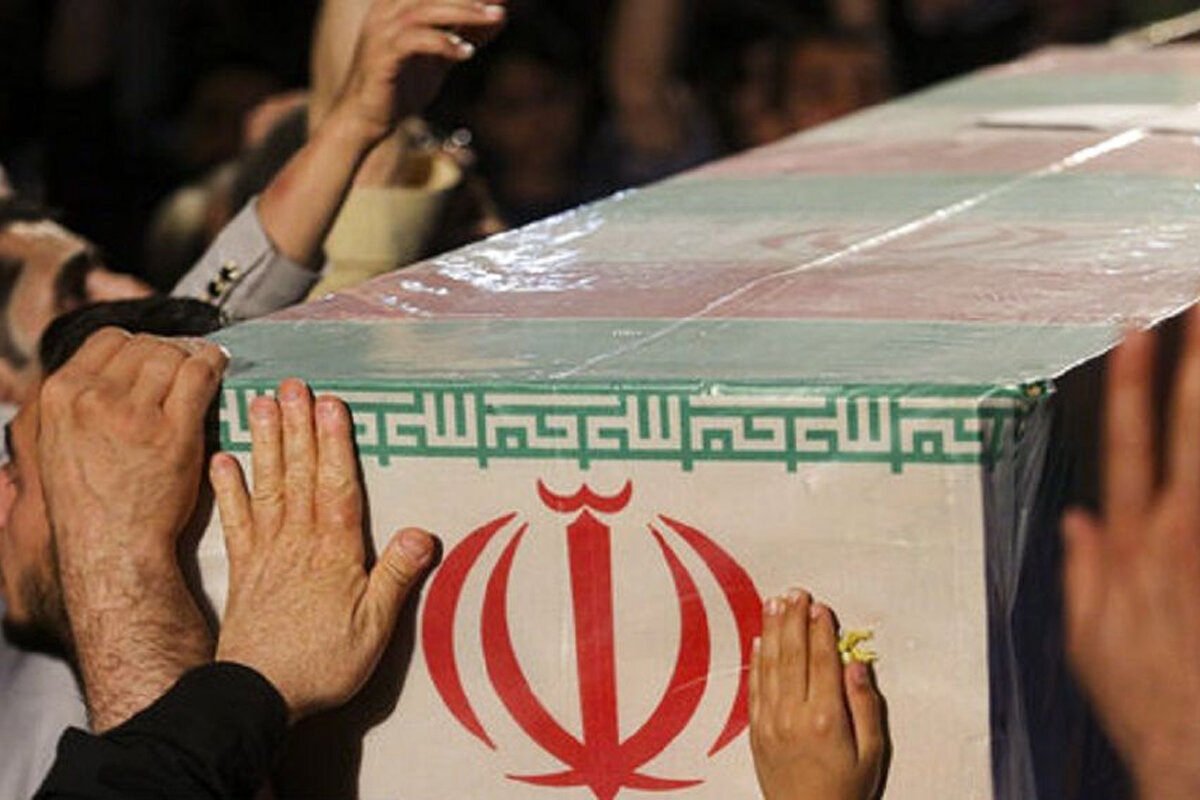 ببینید اولین تصاویر از تشییع پیکر شهید موسوی سرتیم حفاظت رئیسی مقابل