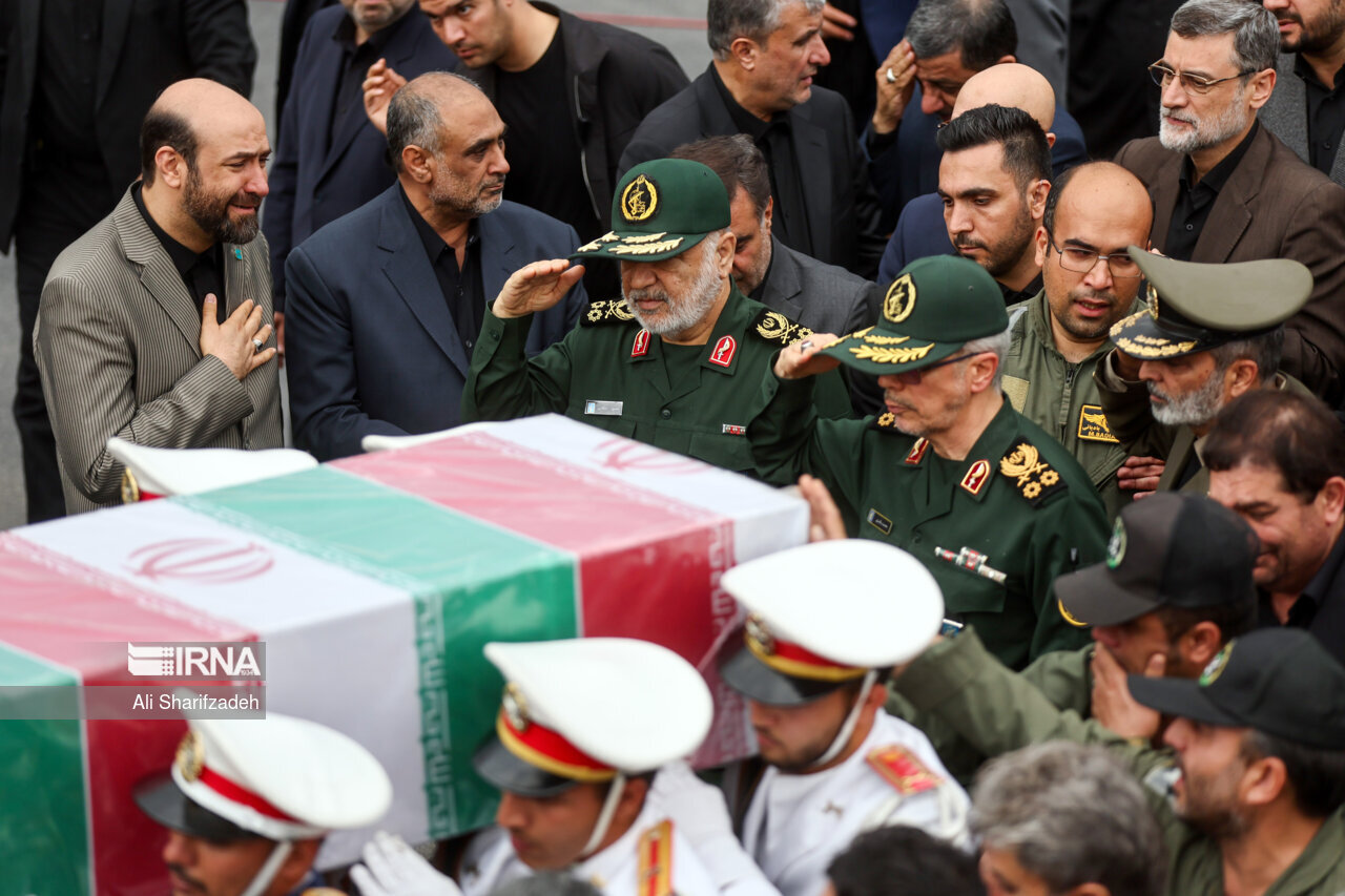 خبرآنلاین عکس سلام نظامی فرمانده‌های ارشد نظامی به پیکر شهید