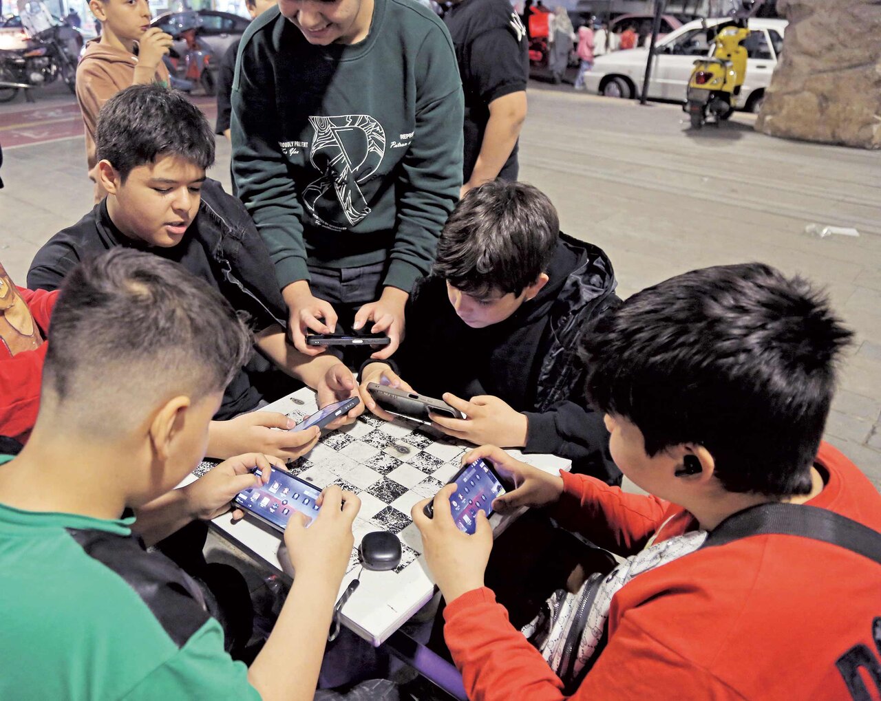 چرا گرایش نوجوانان به استفاده از موبایل در حال کاهش است؟ - خبرآنلاین