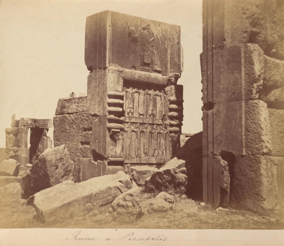 عکس/ زن عشایر در کنار نقش‌برجسته‌های تخت‌جمشید - خبرآنلاین