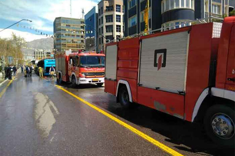 ببینید | لحظاتی دلهره‌آور از آتش‌سوزی در اتوبوس بی‌آرتی تهران - خبرآنلاین